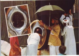 Postkarte: Pilgrims kissing the holy black stone at Ka'aba. (Saudi ...