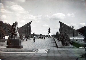 Tarjeta Postal: Soviet War Memorial Treptow (Alemania, República ...