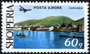 Stamp: Plane over Sarandë (Albania(Cityscapes) Mi:AL 1821,Sn:AL C77,Yt ...