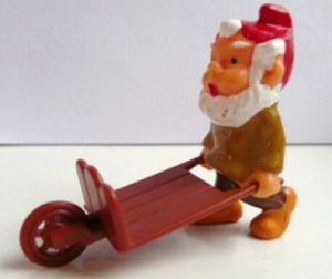 Meal Toy: Dwarf pushing a wheelbarrow (Kinder Surprise, Europe(Kinder ...
