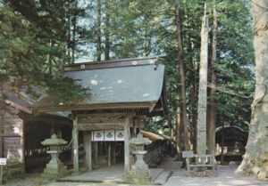 Kartu Pos: Suwa-taisha Kamisha Ni no Onbashira and Iriguchi-mon (Jepang ...